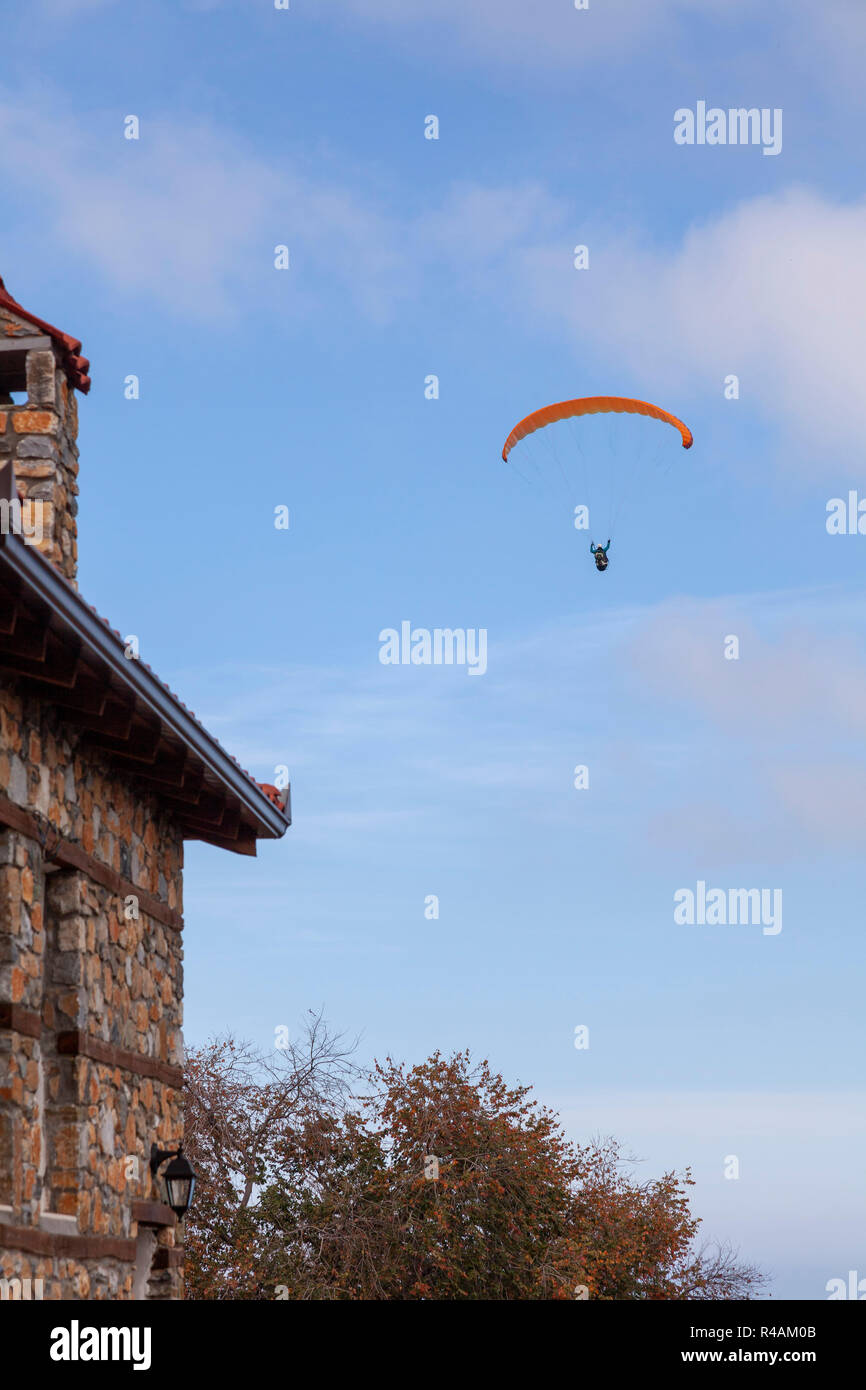 Paragliders fly over mountain hi-res stock photography and images - Alamy