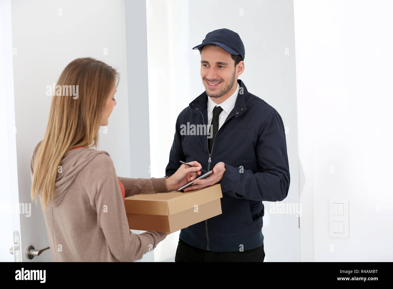 Handing receipt customer hi-res stock photography and images - Alamy