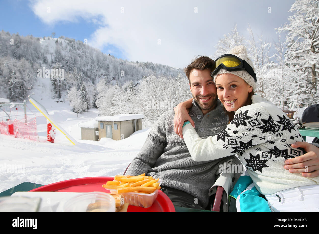 Dating couple skiing hi-res stock photography and images - Alamy