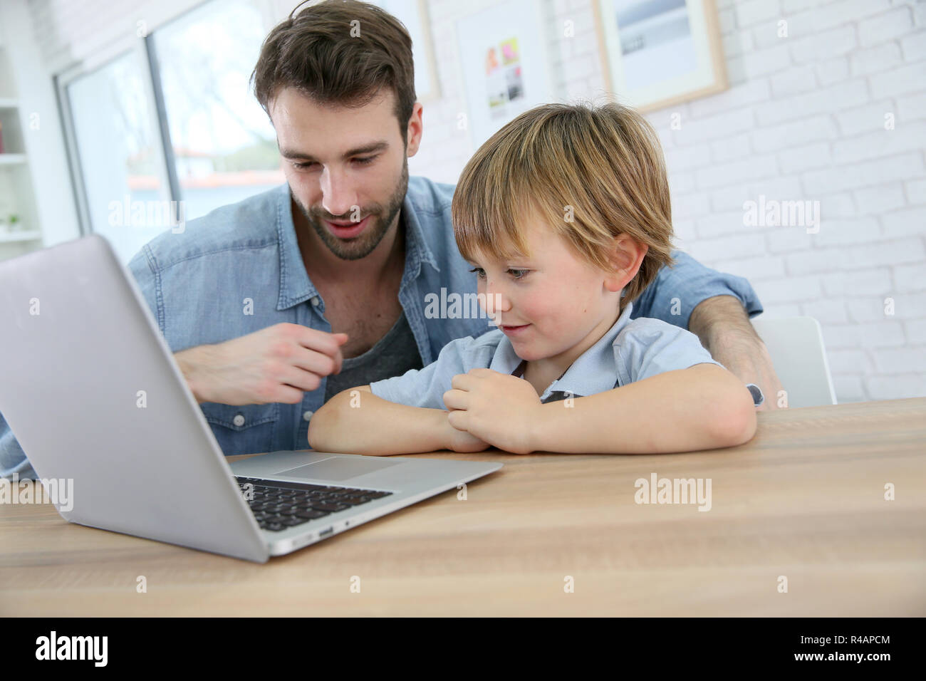 Daddy and son playing on laptop computer Stock Photo - Alamy