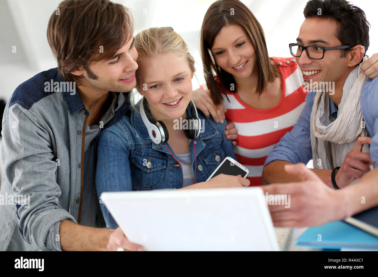 Group college girls using laptop hi-res stock photography and images ...