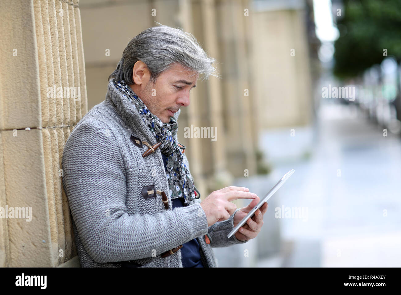 People walking digital world map hi-res stock photography and images ...