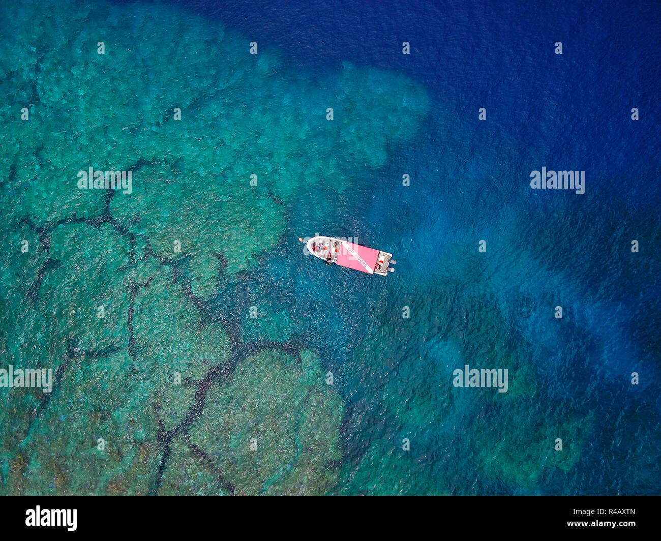 Aerial photos of boats hi-res stock photography and images - Alamy