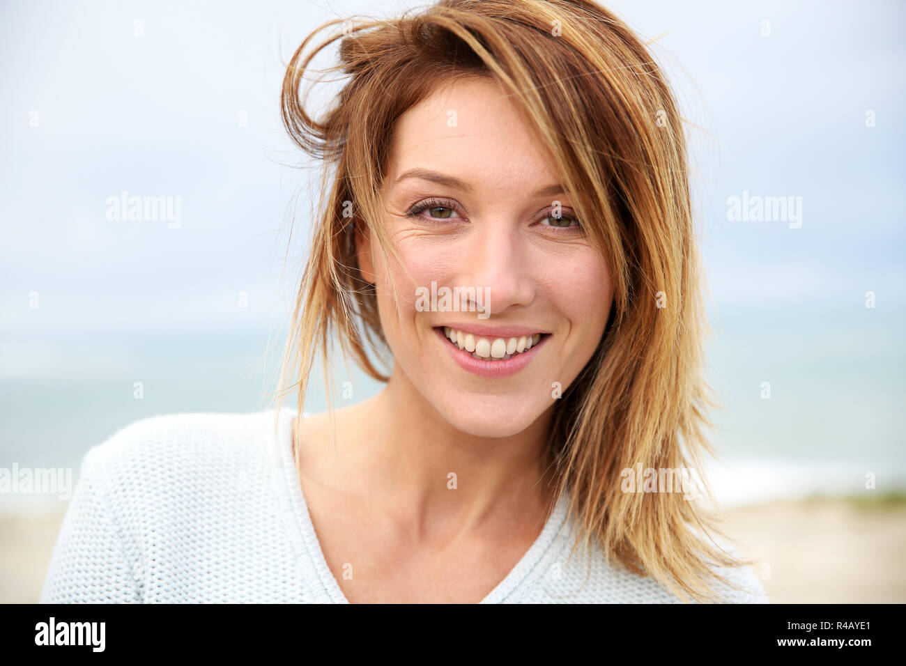 Attractive 40 year old woman outdoors hi-res stock photography and ...