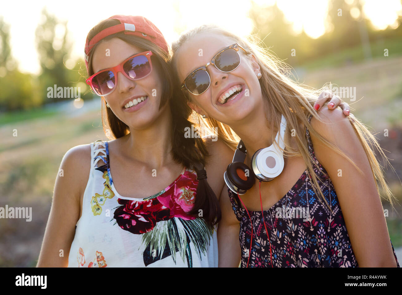 Funny teen girls together walking hi-res stock photography and images ...