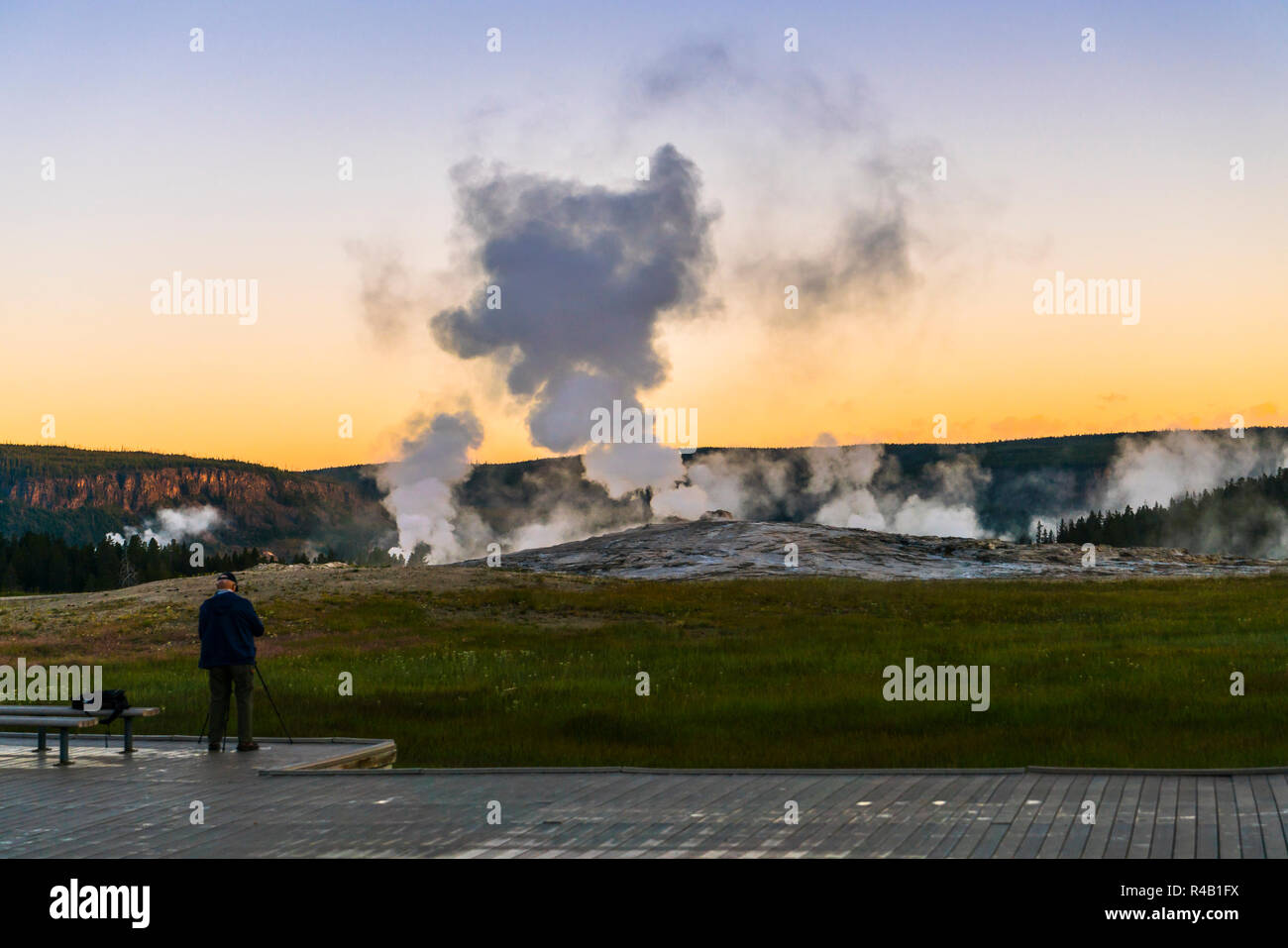 Old faithful yellowstone sunset hi-res stock photography and images - Alamy
