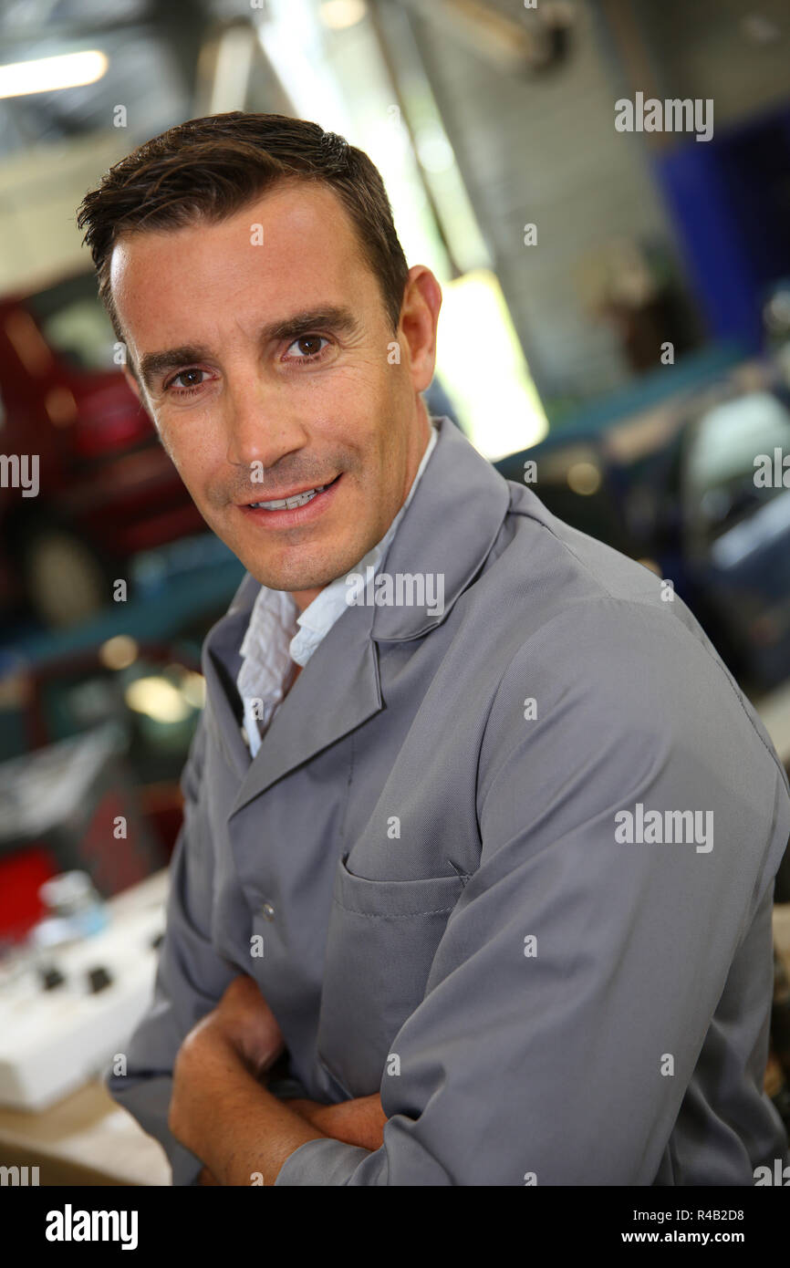 Portrait of coachbuilder standing in autoshop Stock Photo - Alamy