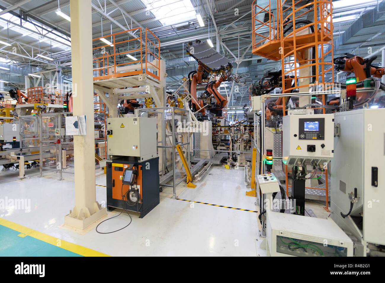 Automotive engine assembly plant hi-res stock photography and images ...