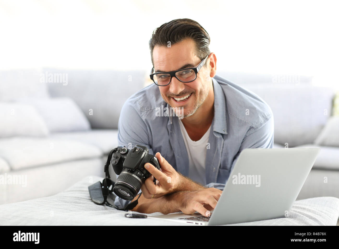 Man home using reflex hi-res stock photography and images - Alamy