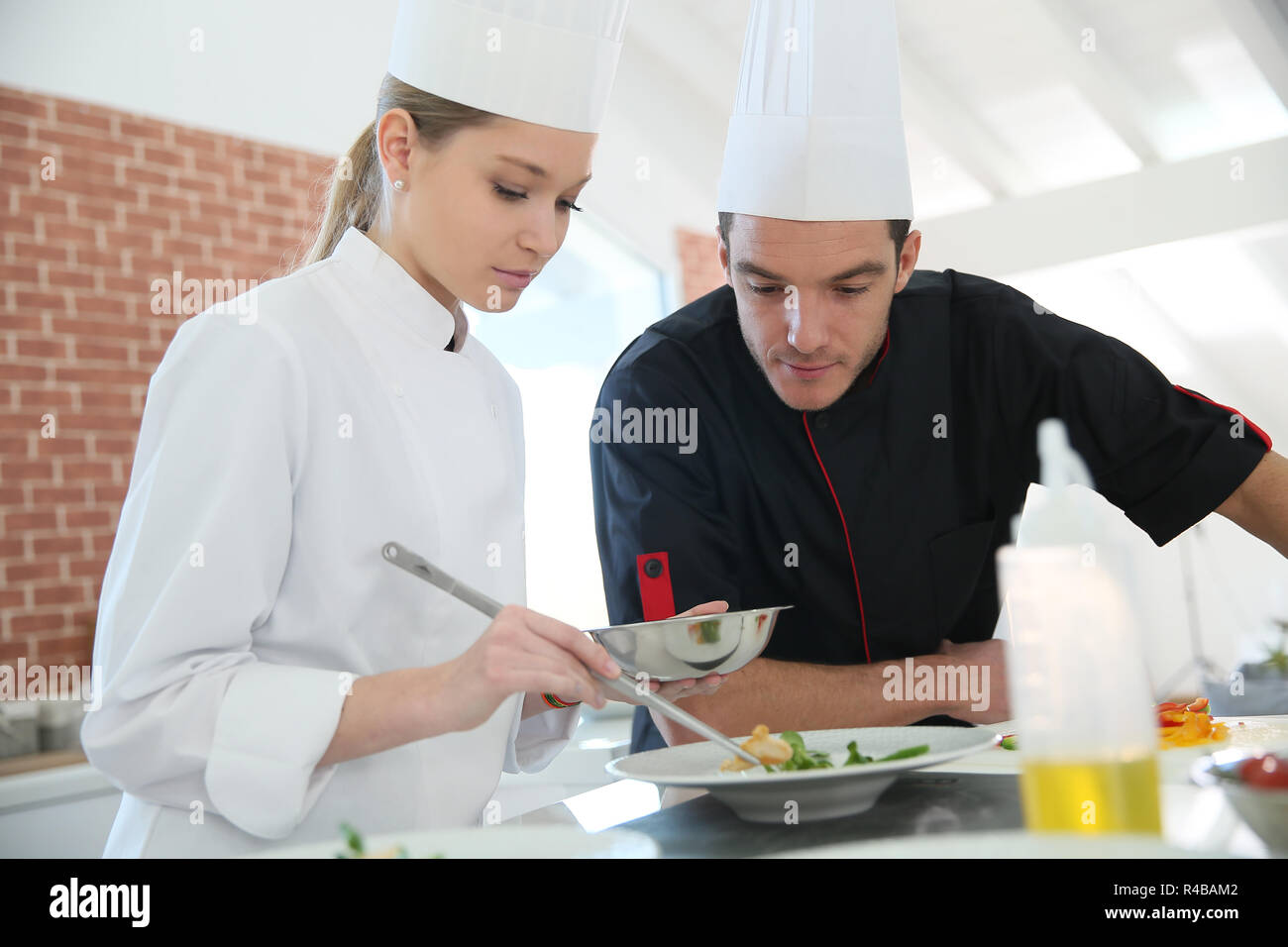 Chef cooking class adults hi-res stock photography and images - Alamy
