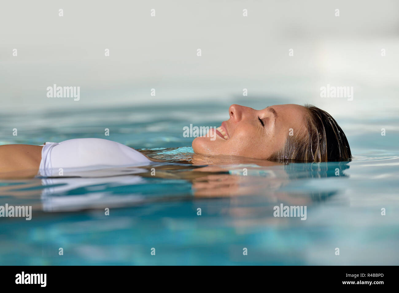 Woman relaxing in swimming pool Stock Photo - Alamy