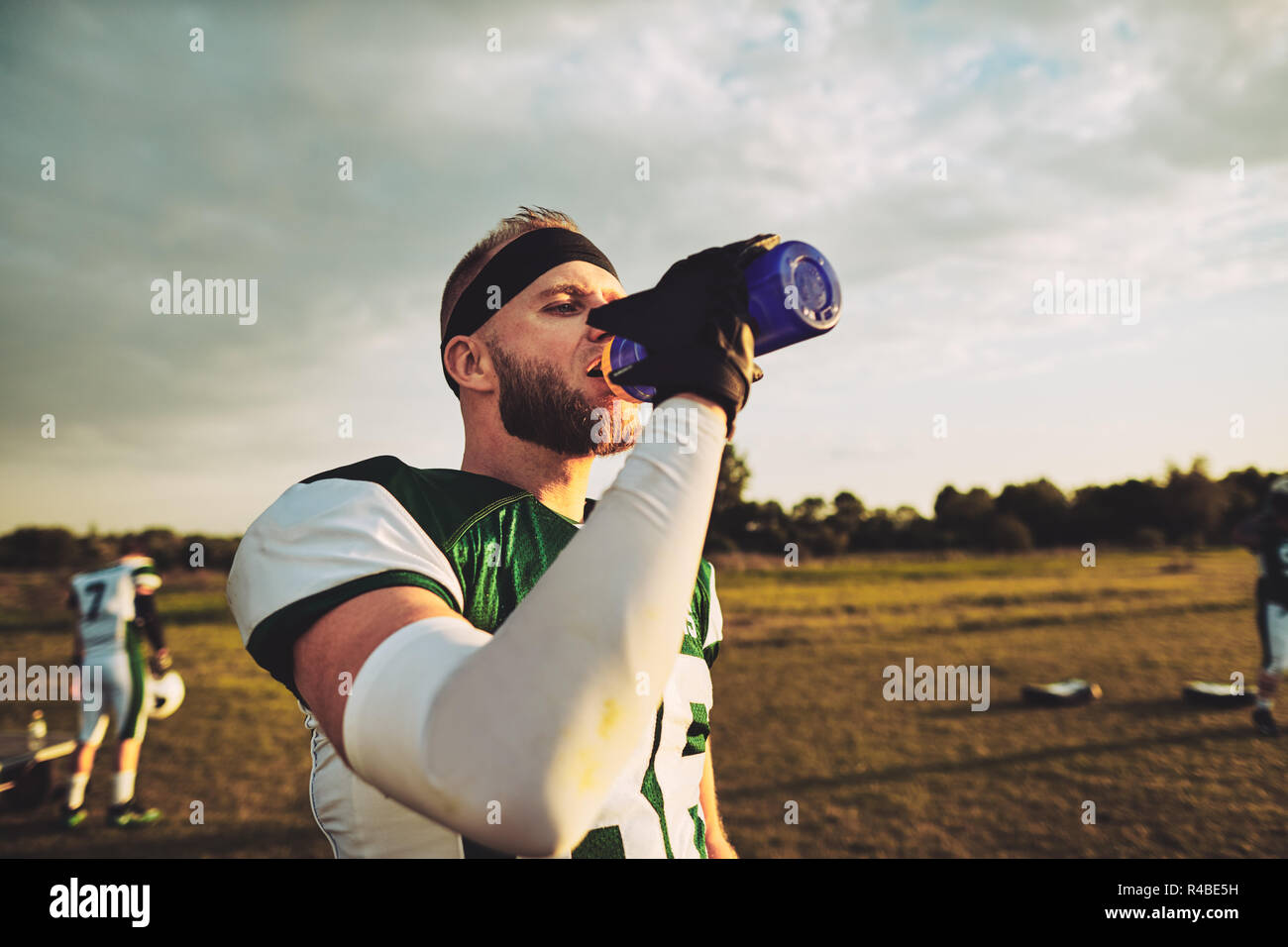 Linebacker drinking water hi-res stock photography and images - Alamy