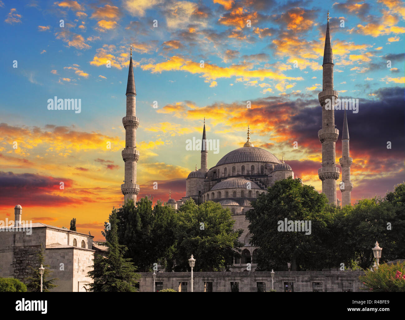 Blue mosque in Istanbul, Turkey at sunset Stock Photo - Alamy