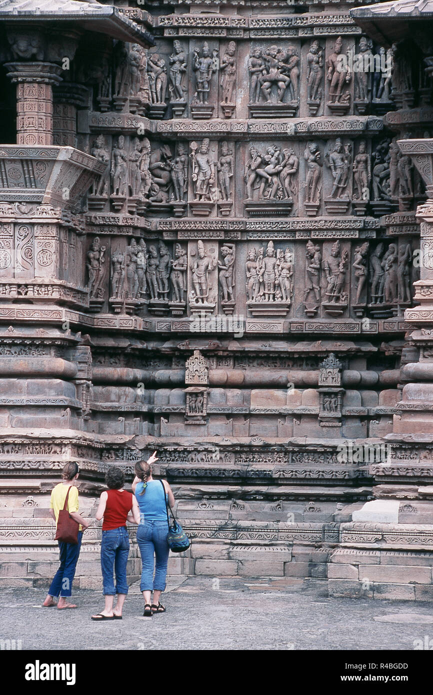 Sculptures outside Vishvanatha Temple, Khajuraho, Madhya Pradesh, India ...