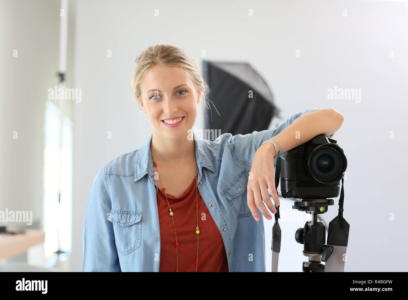 Young woman photographer in photo studio Stock Photo - Alamy