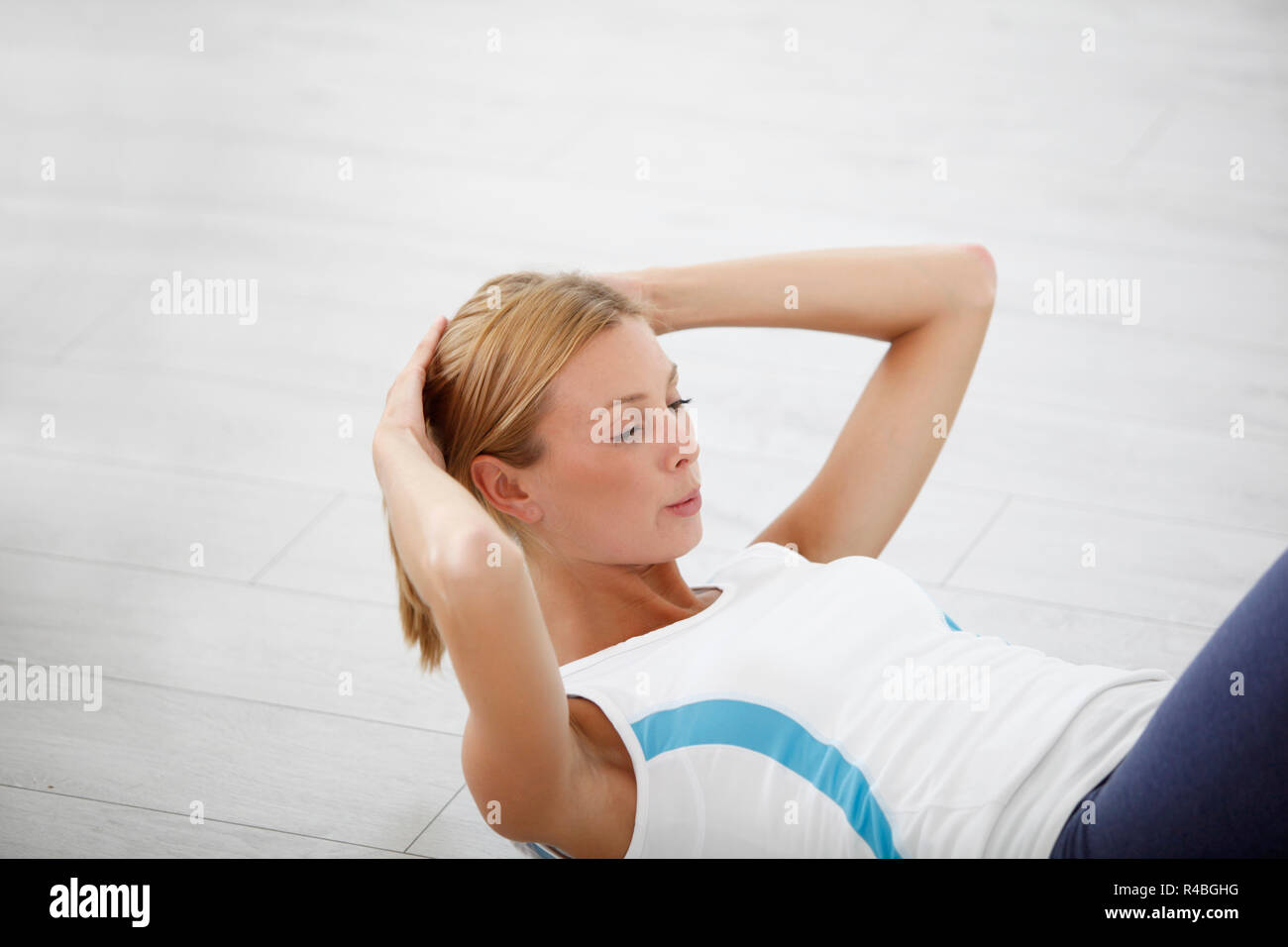 Girl doing crunches hi-res stock photography and images - Alamy