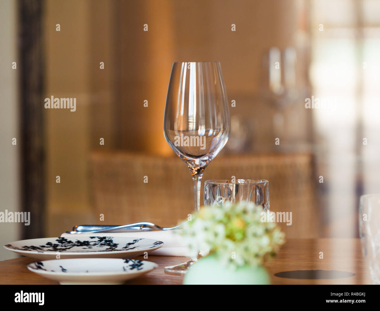 Fancy french restaurant interior decor hi-res stock photography and ...