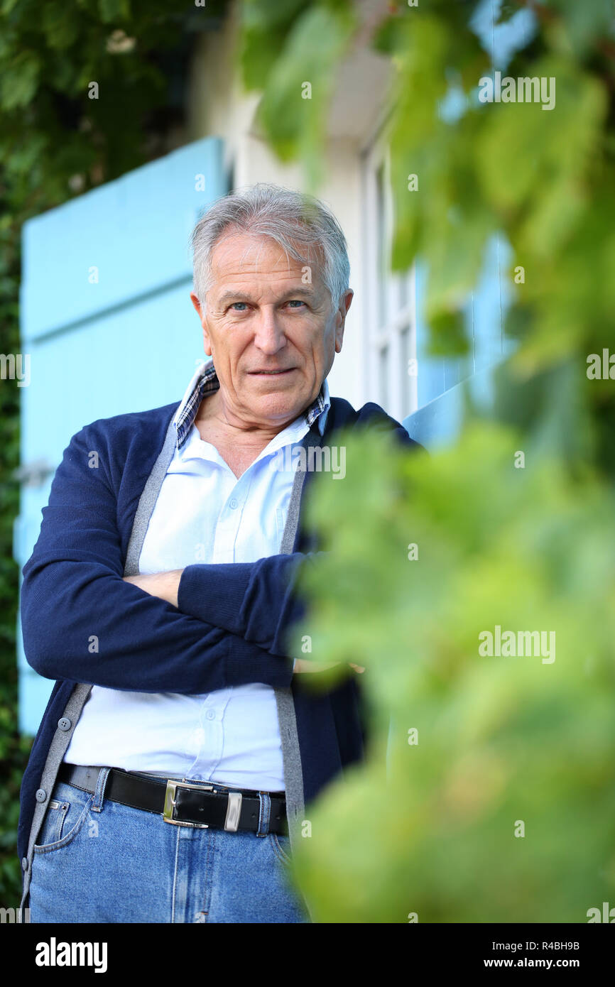 Elderly man standing resting leaning hi-res stock photography and ...