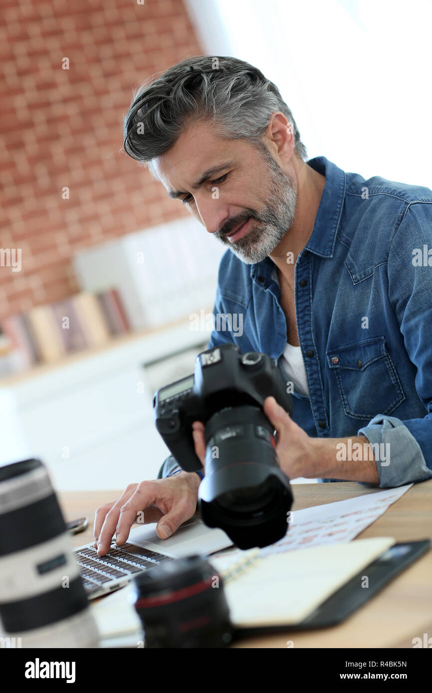 Photo reporter working in office Stock Photo - Alamy