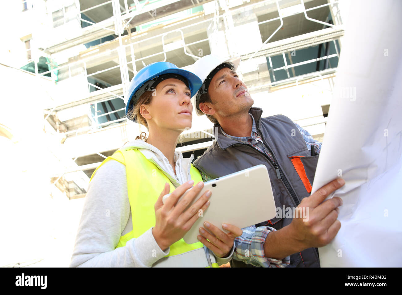 Construction workers checking plans hi-res stock photography and images ...