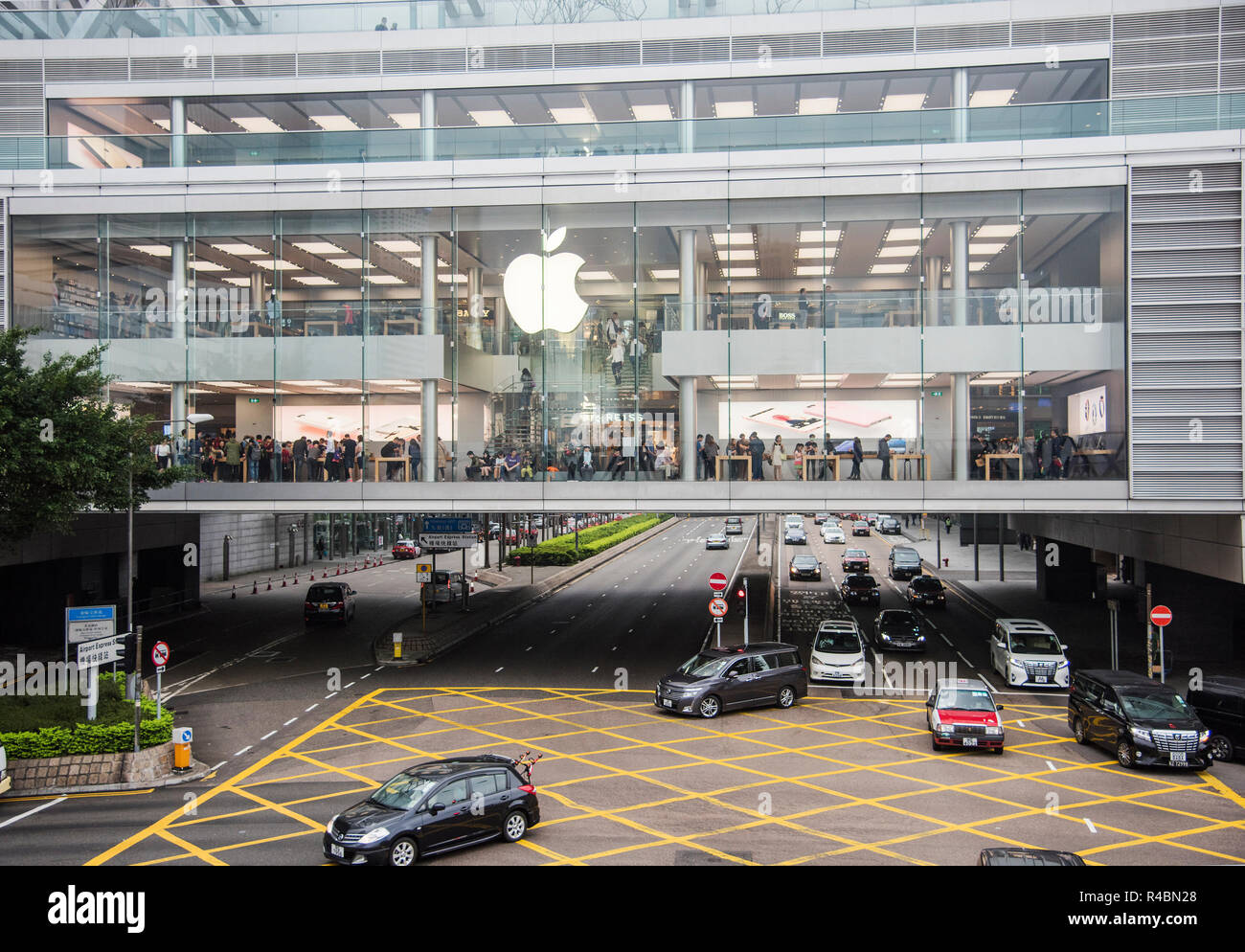 Apple showroom hi-res stock photography and images - Alamy