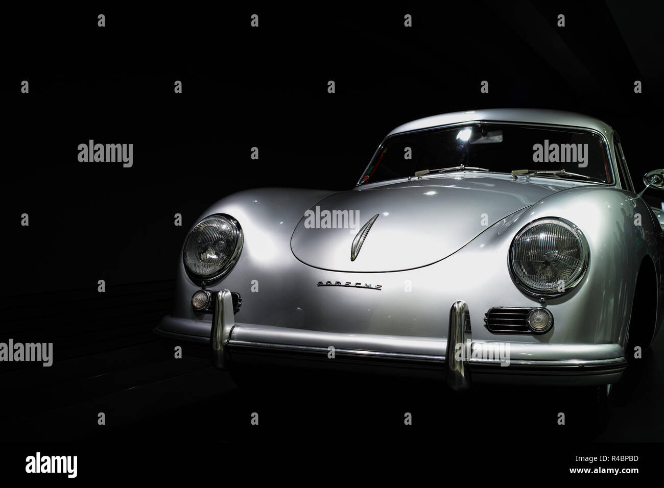 Dark silver car hi-res stock photography and images - Alamy