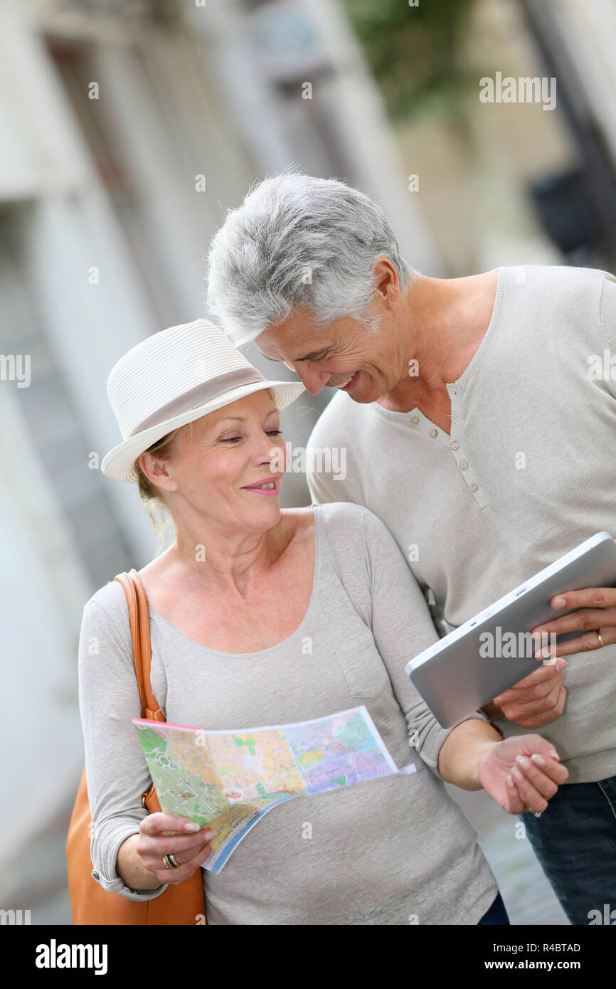 People walking digital world map hi-res stock photography and images ...