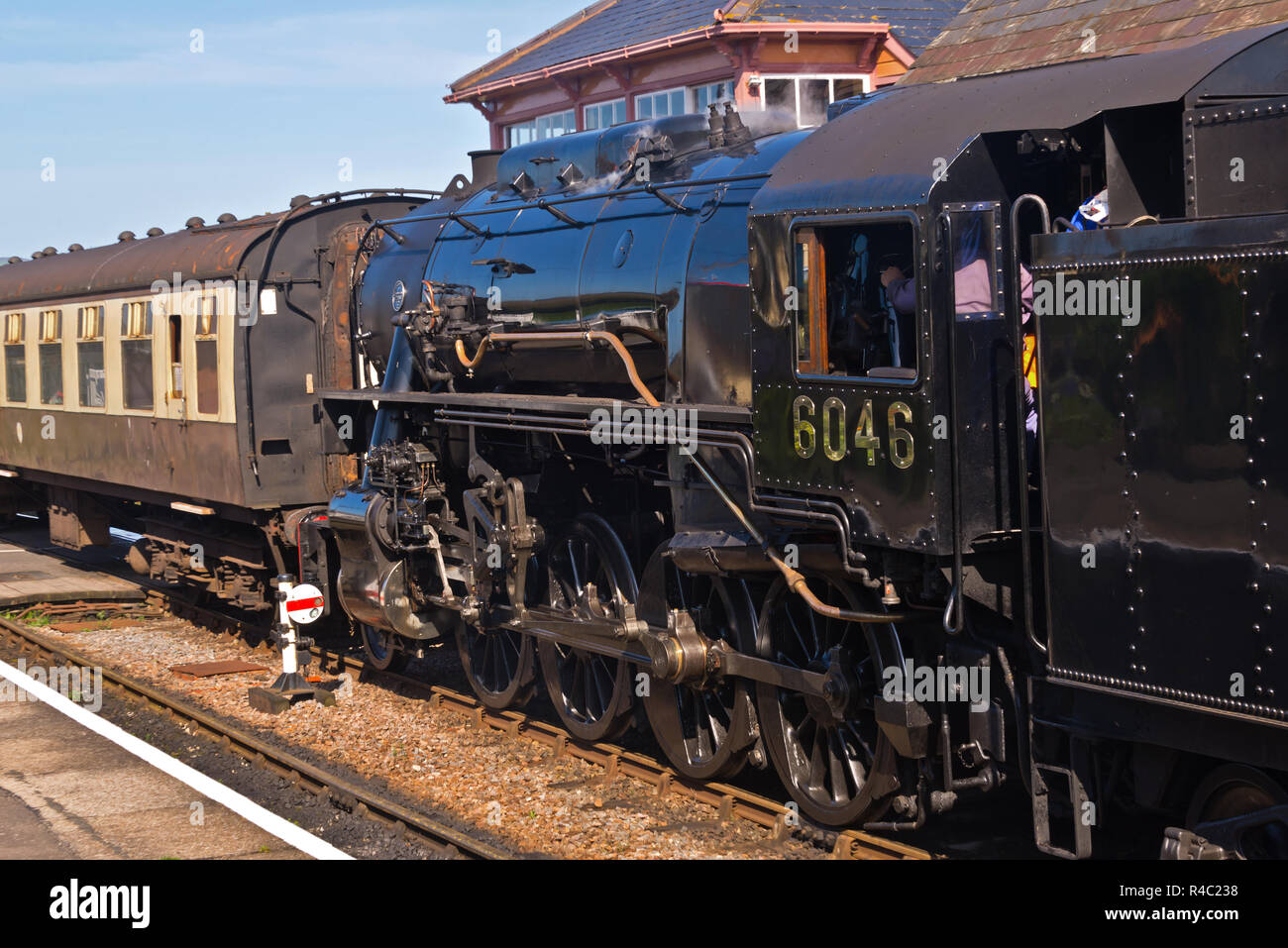 ExUSATC S160 Class steam locomotive 72080 pulling the Butlins express ...