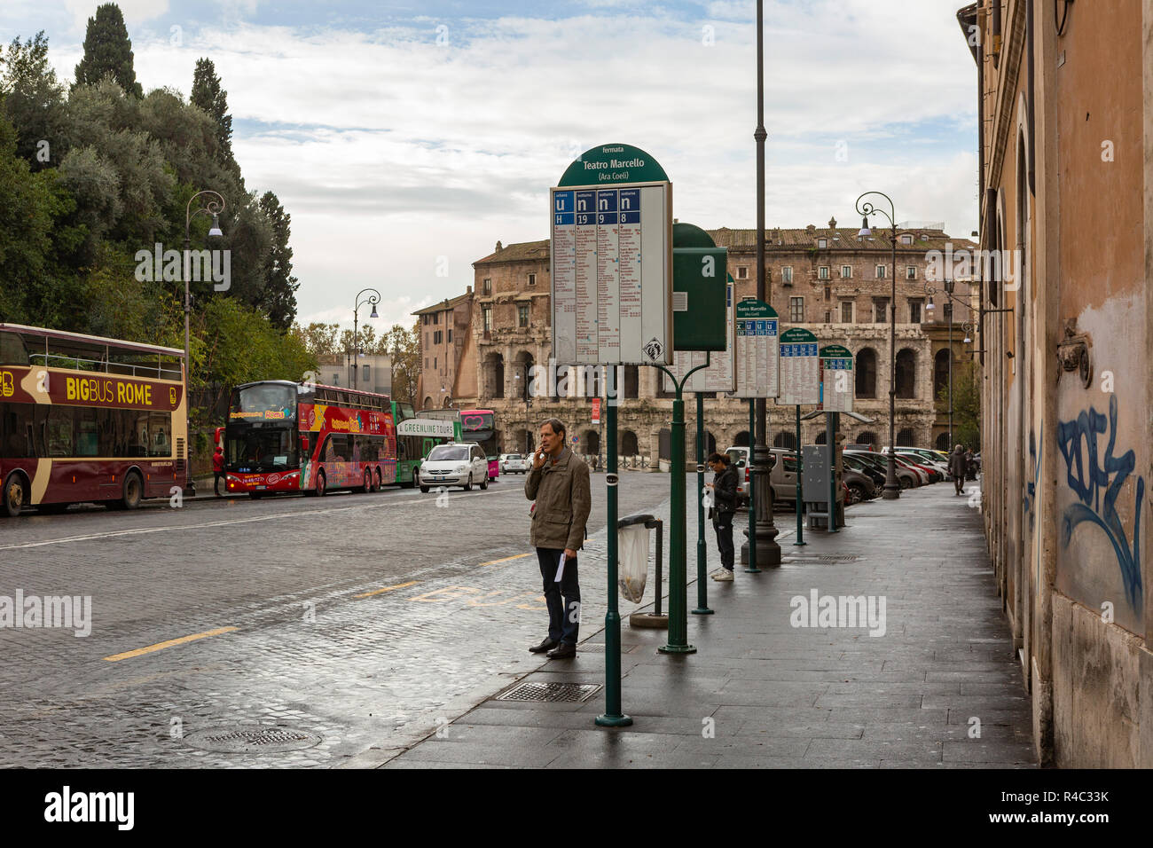 People waiting at bus stops in Rome Stock Photo - Alamy