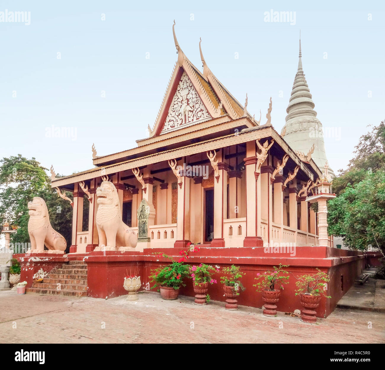 wat phnom in phnom penh Stock Photo - Alamy