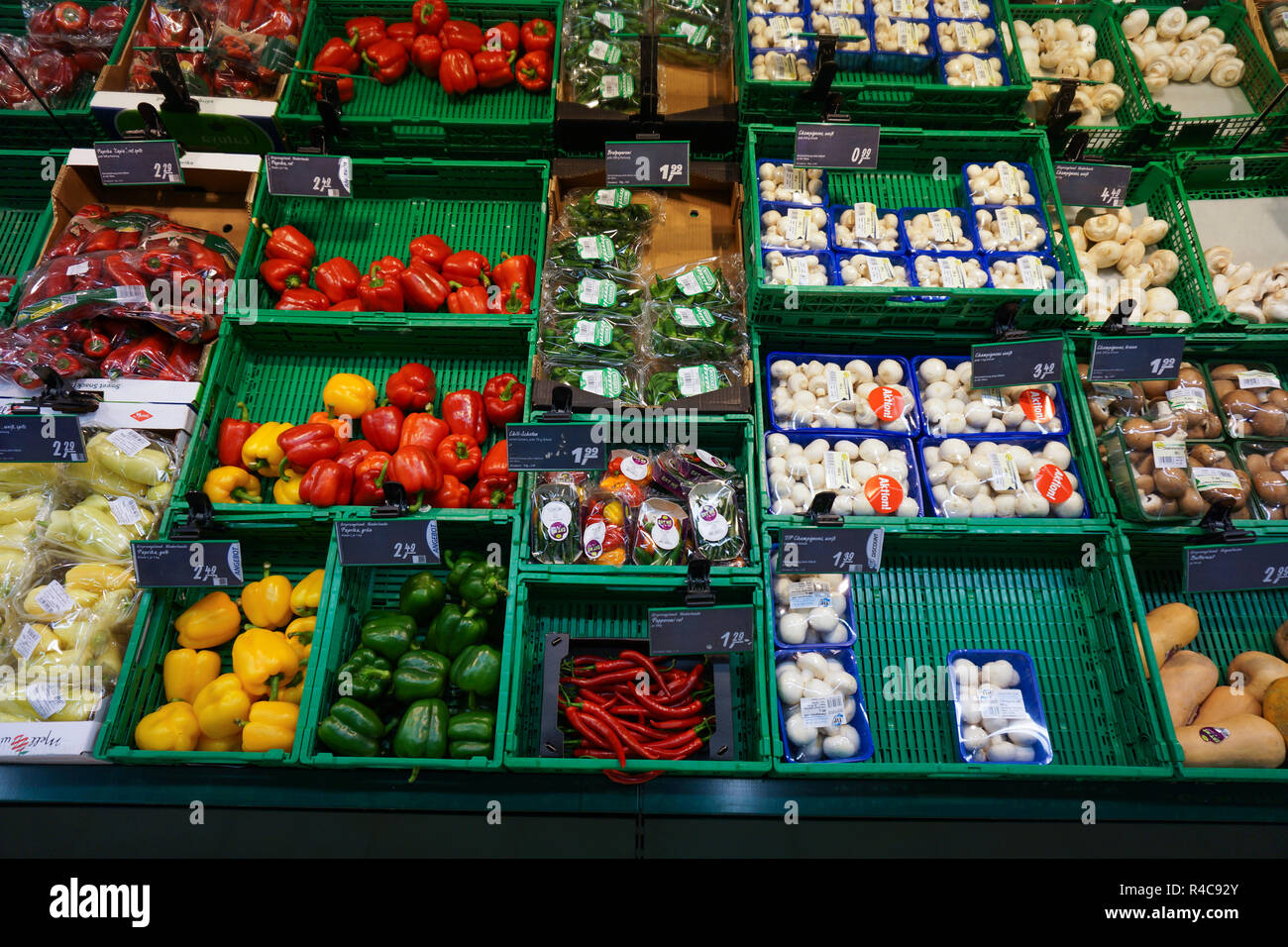 Vegetable stand. Fresh and organic vegetables at farmers market Stock ...