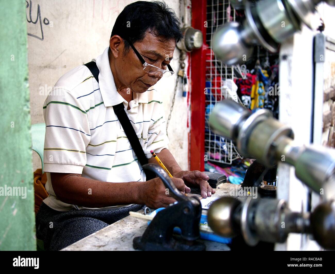 Filipino craftsman hi-res stock photography and images - Alamy