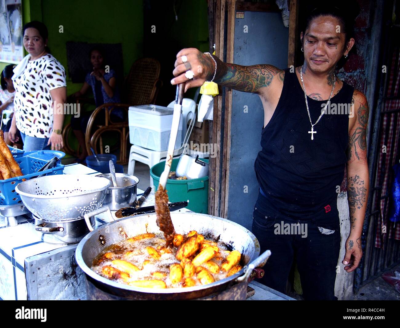 ANTIPOLO CITY, PHILIPPINES - NOVEMBER 24, 2018: A food vendor deep ...