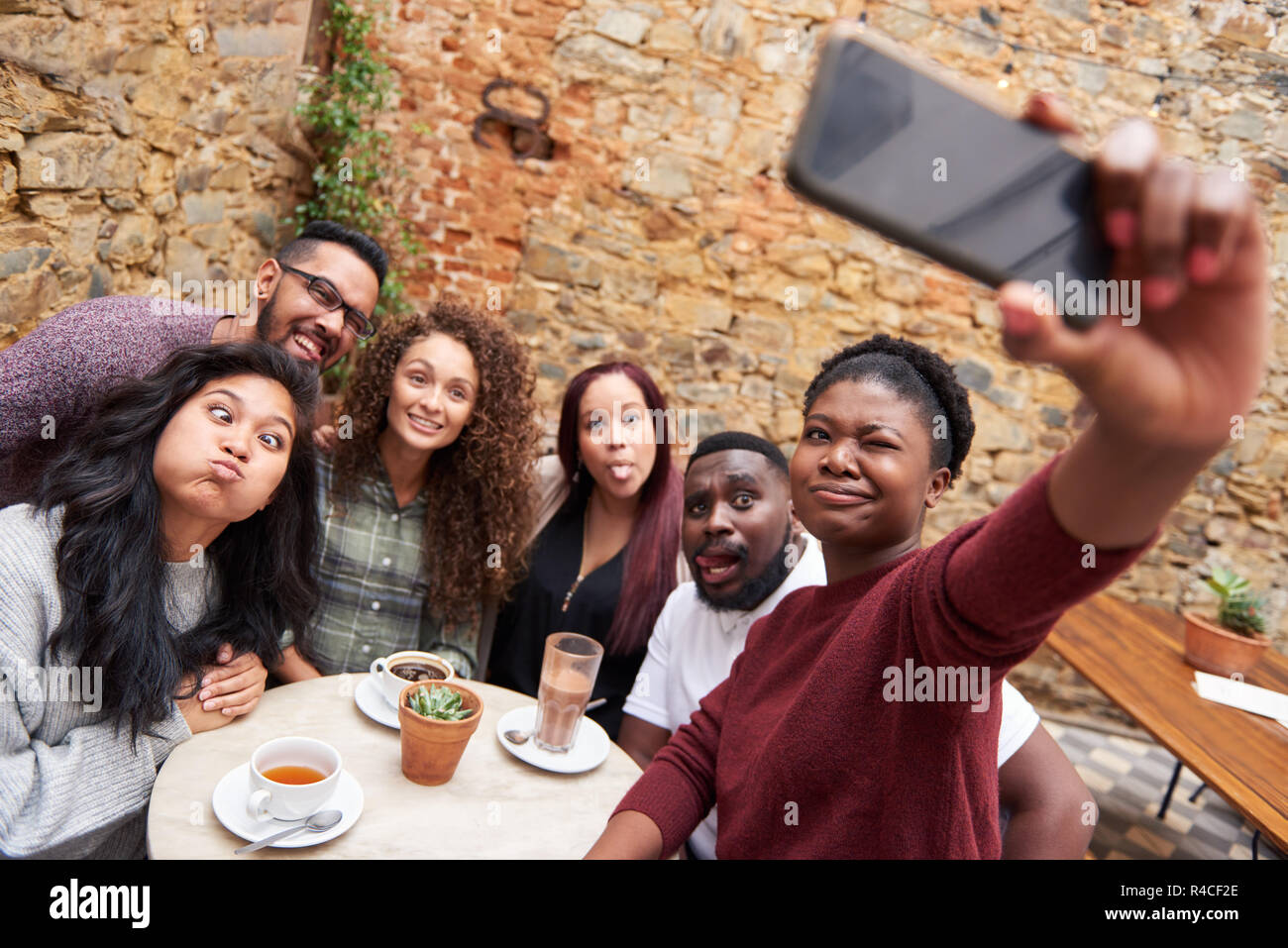 Taking picture friends in restaurant hi-res stock photography and ...