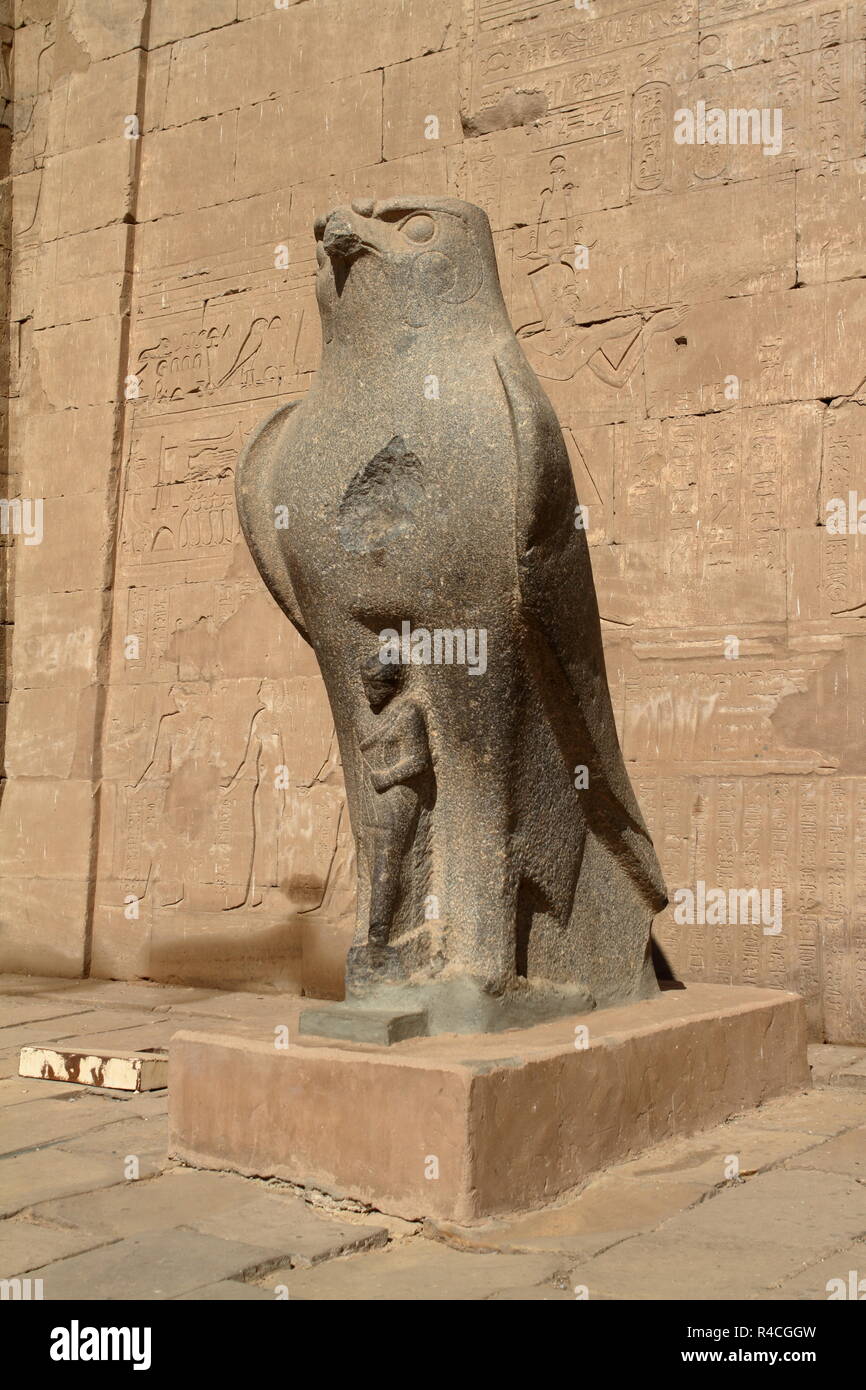 statue of horus at edfu in egypt Stock Photo - Alamy