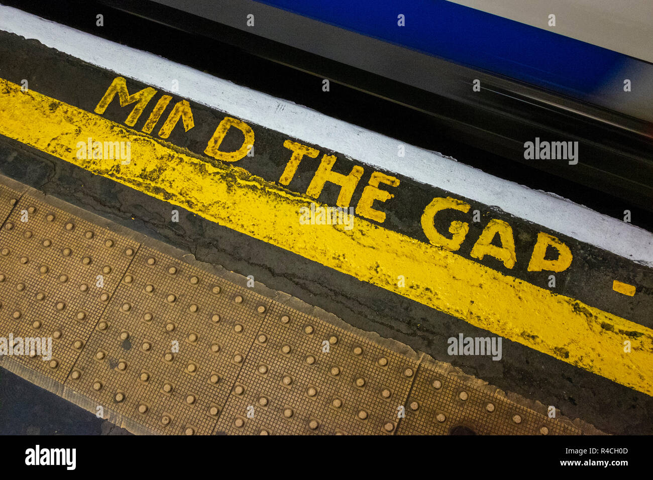 Tube station in London, 'Mind the Gap' painted on the platform Stock ...