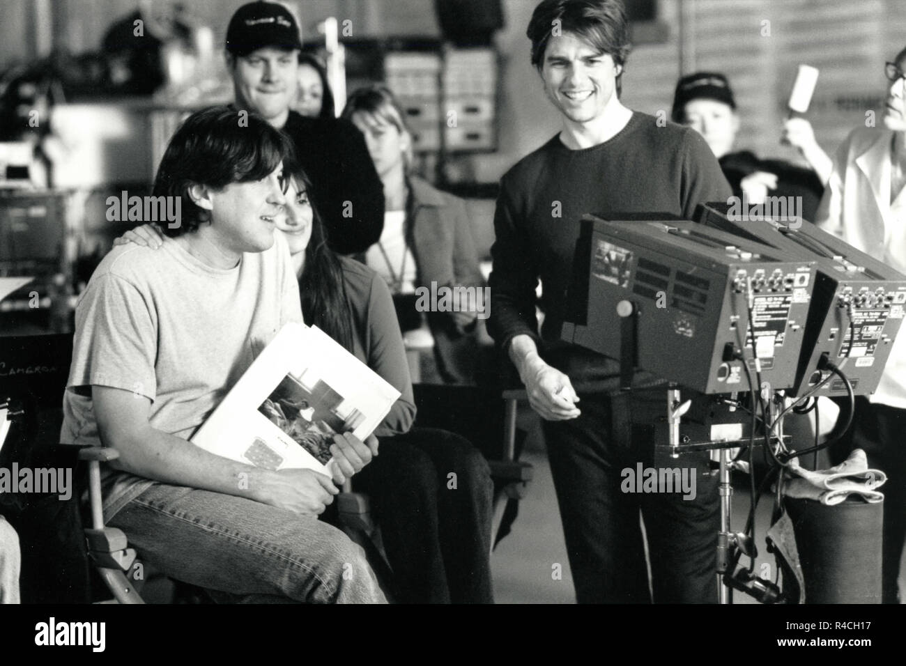 Film director Cameron Crowe, Penelope Cruz and Tom Cruise on the set of ...