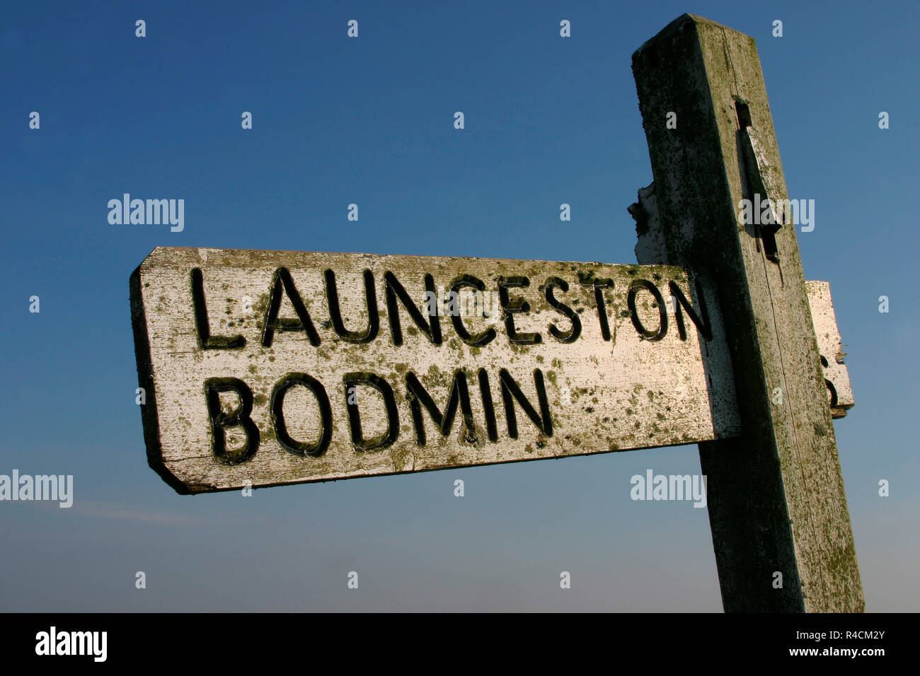 Wooden sign post on moorland hi-res stock photography and images - Alamy