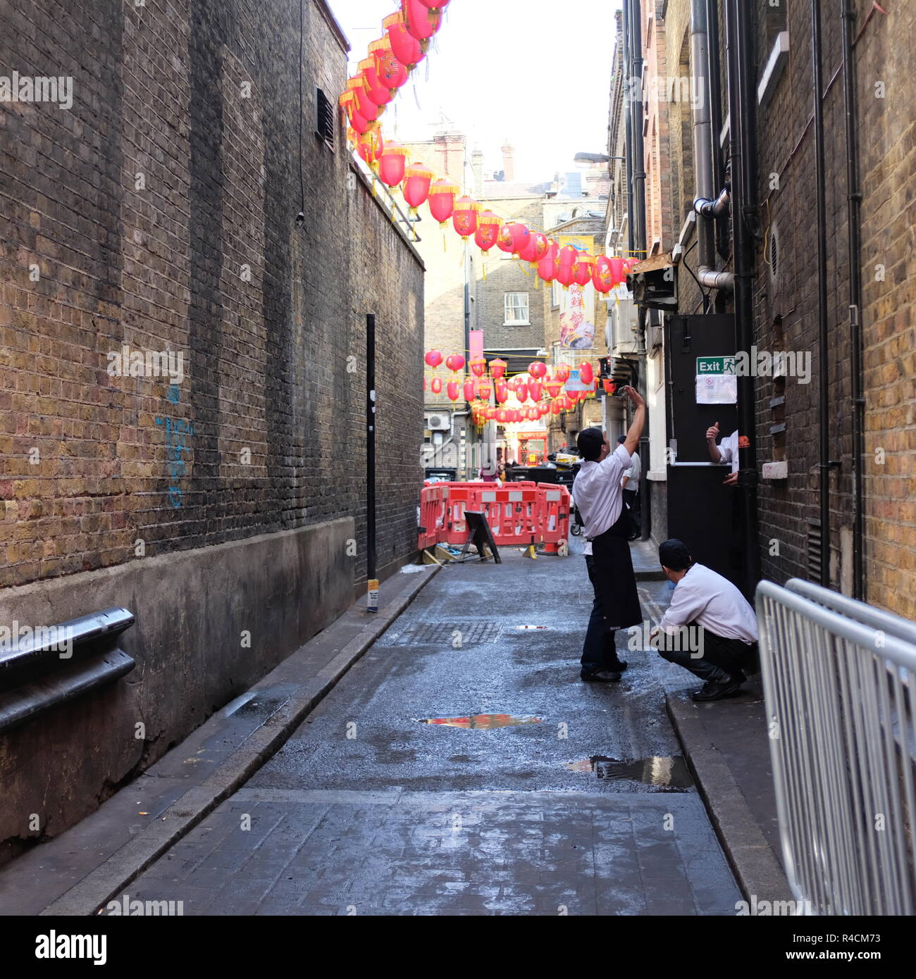 Chinese Restaurant staff take a break in back alley, Chinatown, Soho ...