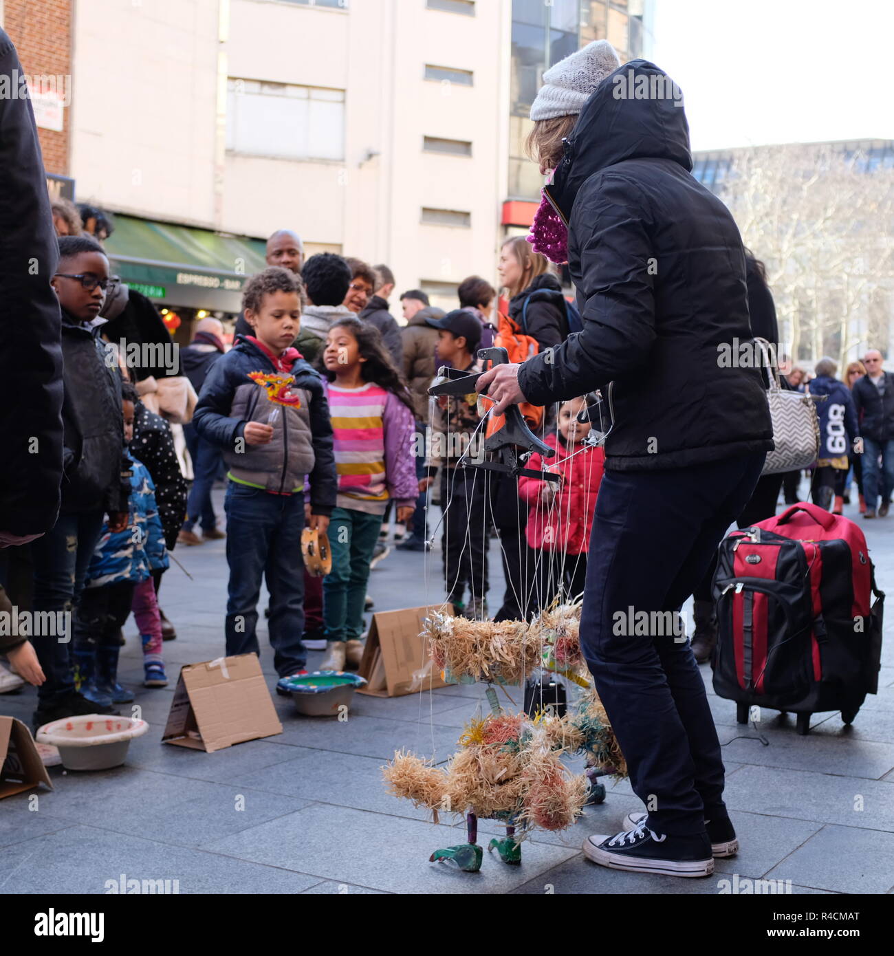 Perform puppets hi-res stock photography and images - Alamy