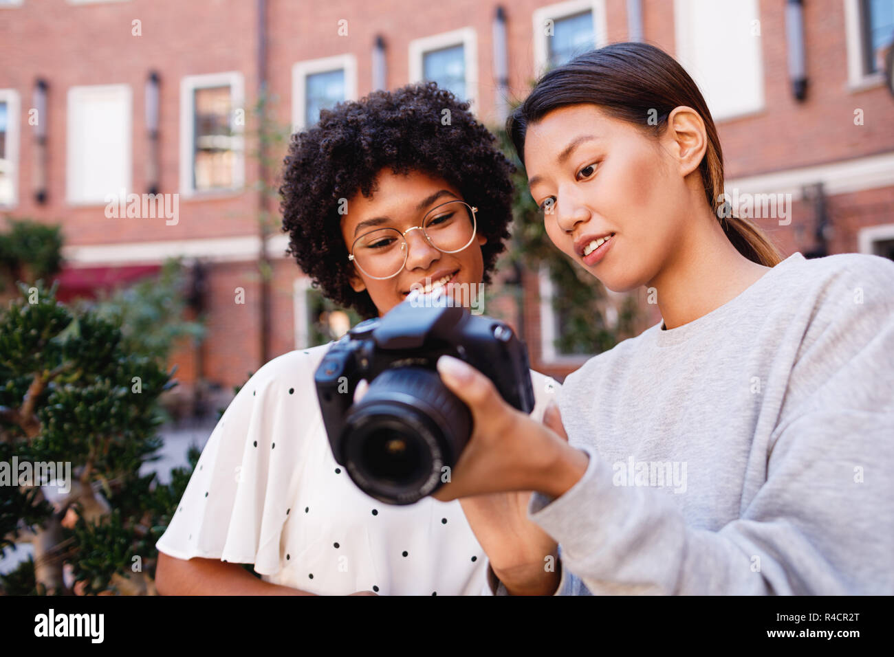 Female photographer client hi-res stock photography and images - Alamy