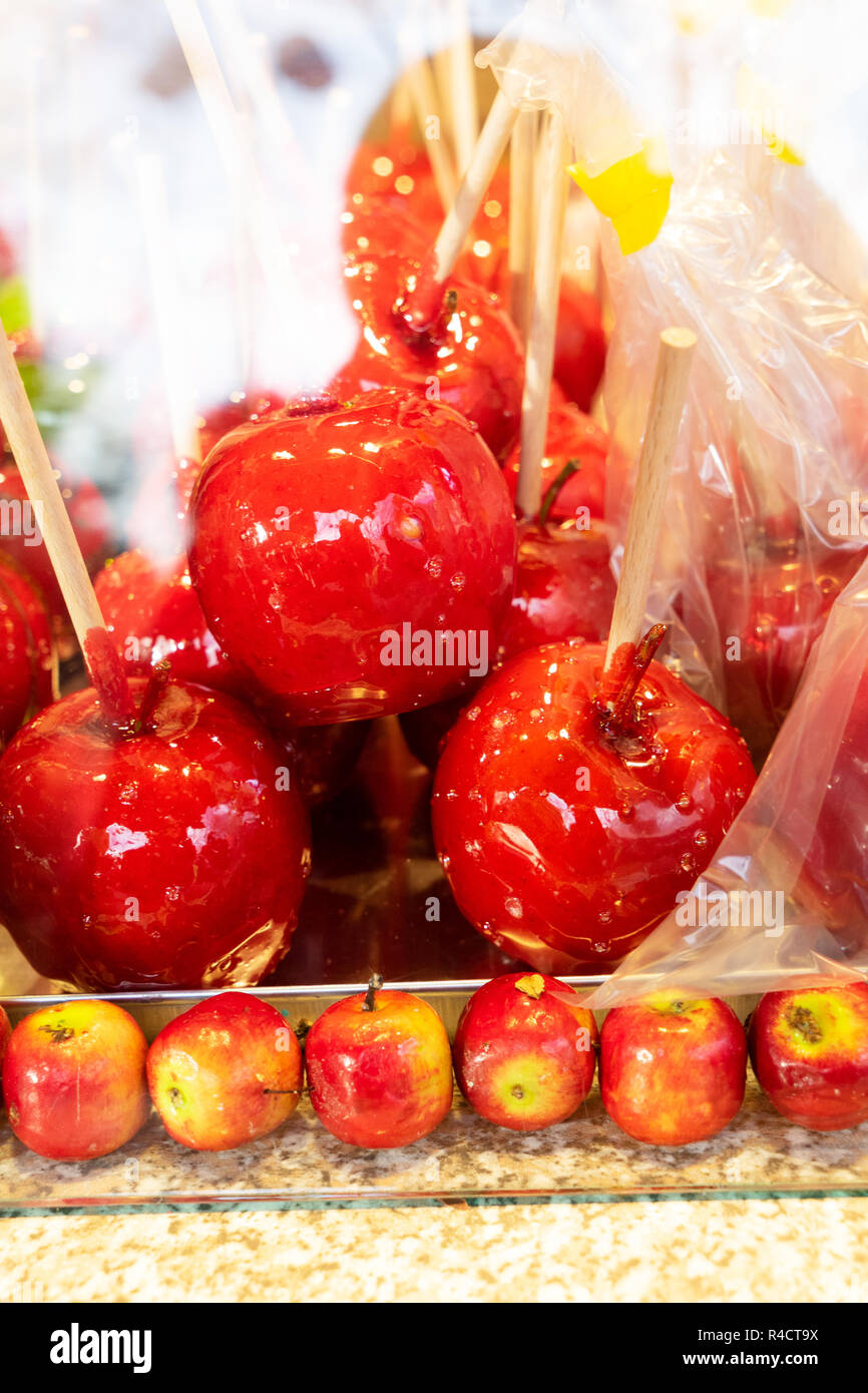 Christmas market food - red apples glazed in caramel Stock Photo - Alamy
