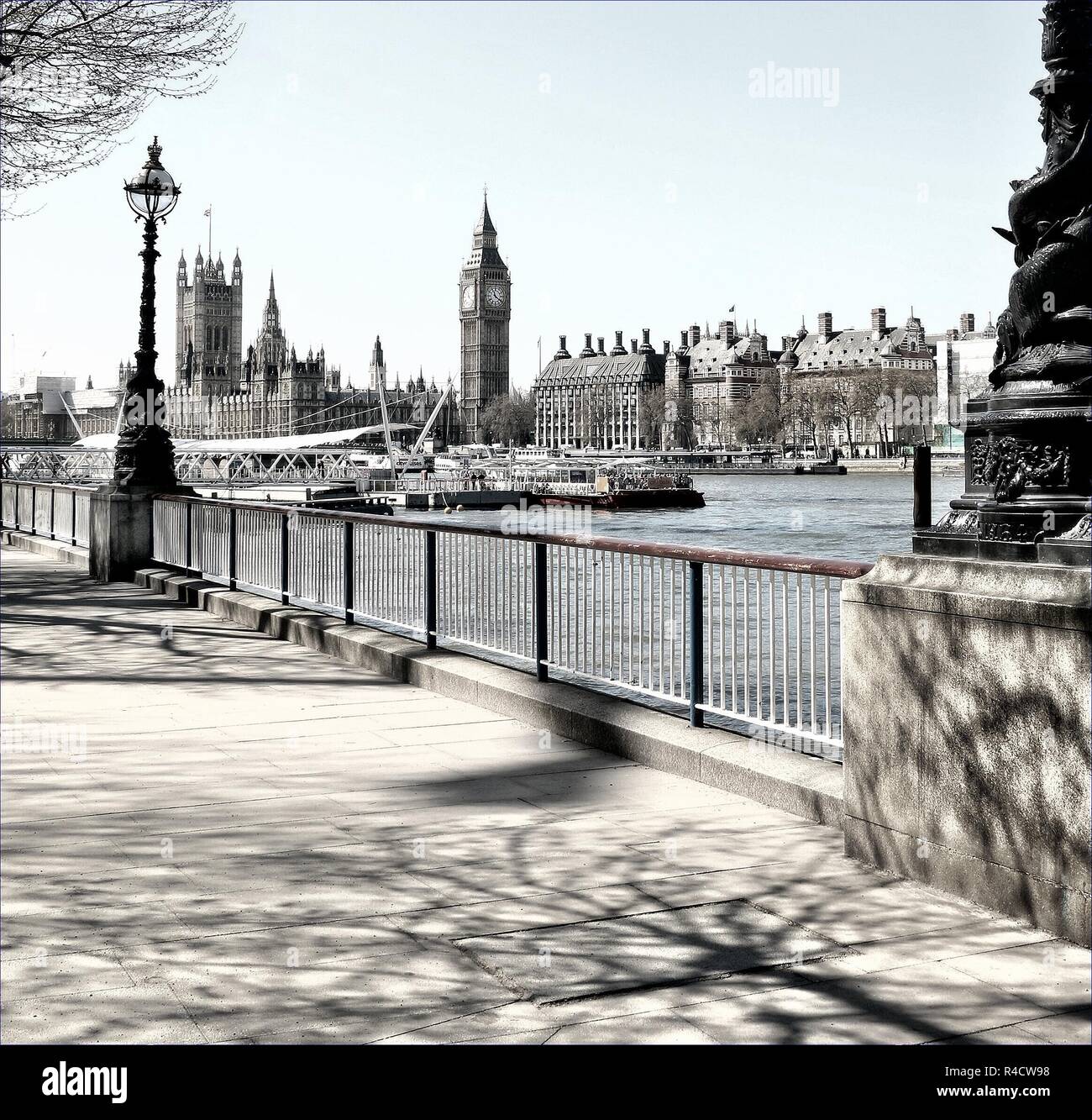 Queen red box buckingham palace hi-res stock photography and images - Alamy