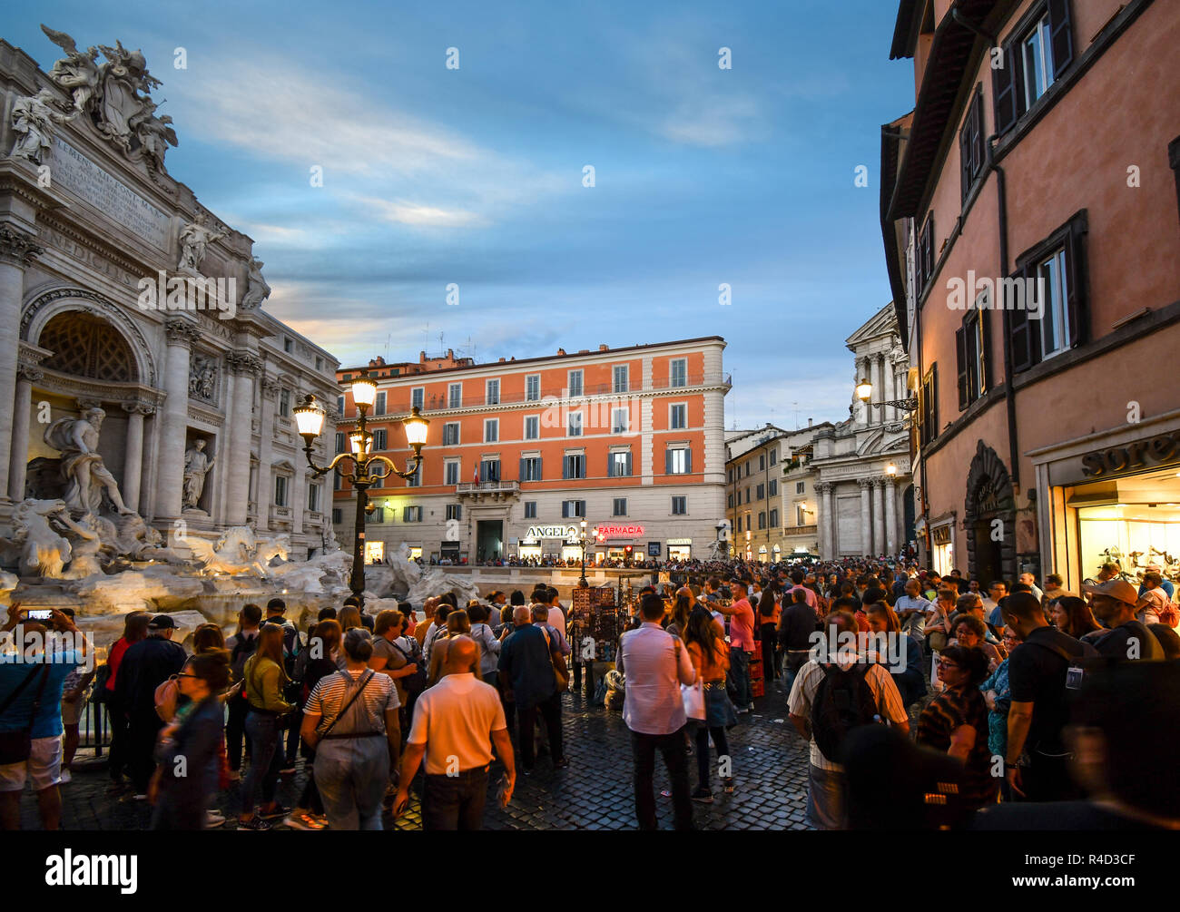 Crowd of tourists italy hi-res stock photography and images - Alamy