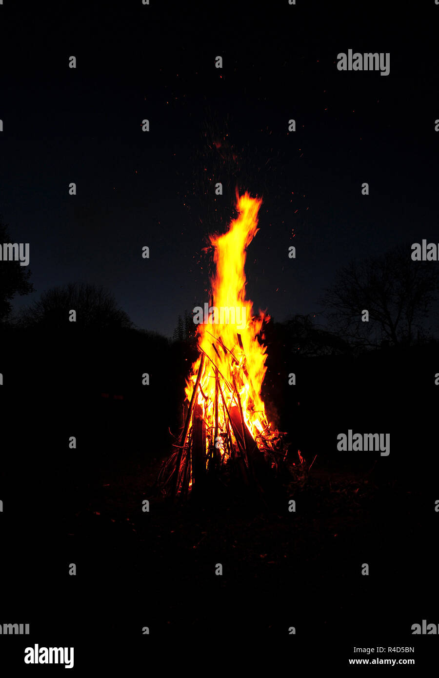 Autumn bonfire burning Stock Photo - Alamy
