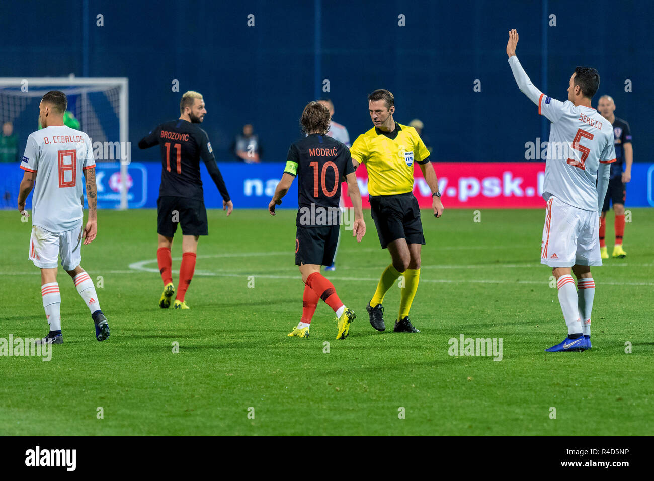 Players arguing with referee hi-res stock photography and images - Alamy