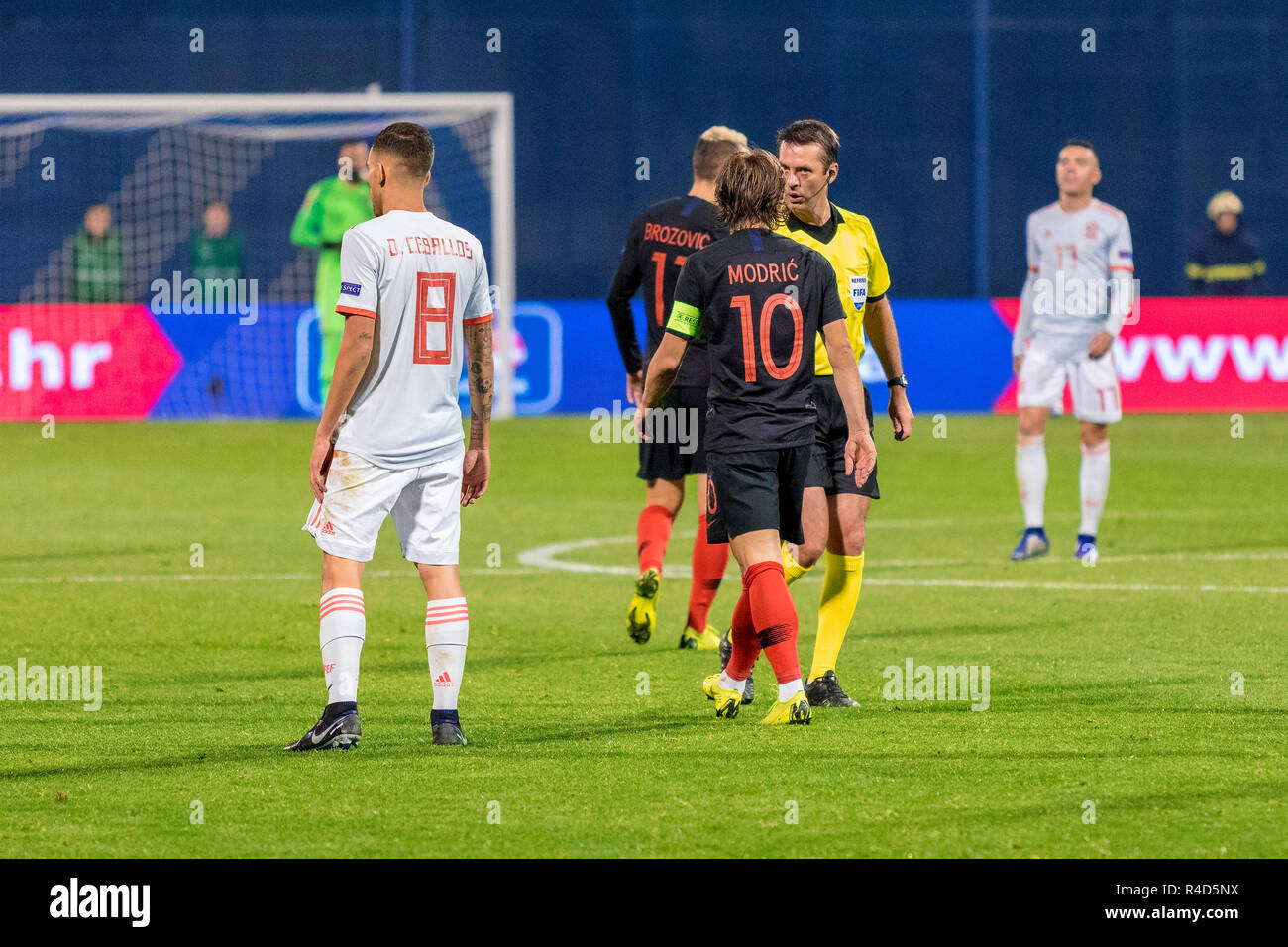 Players arguing with referee hi-res stock photography and images - Alamy