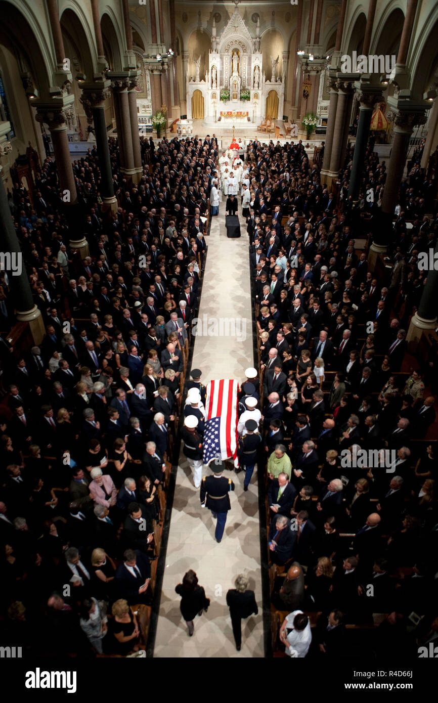 Flag draped coffin hi-res stock photography and images - Alamy