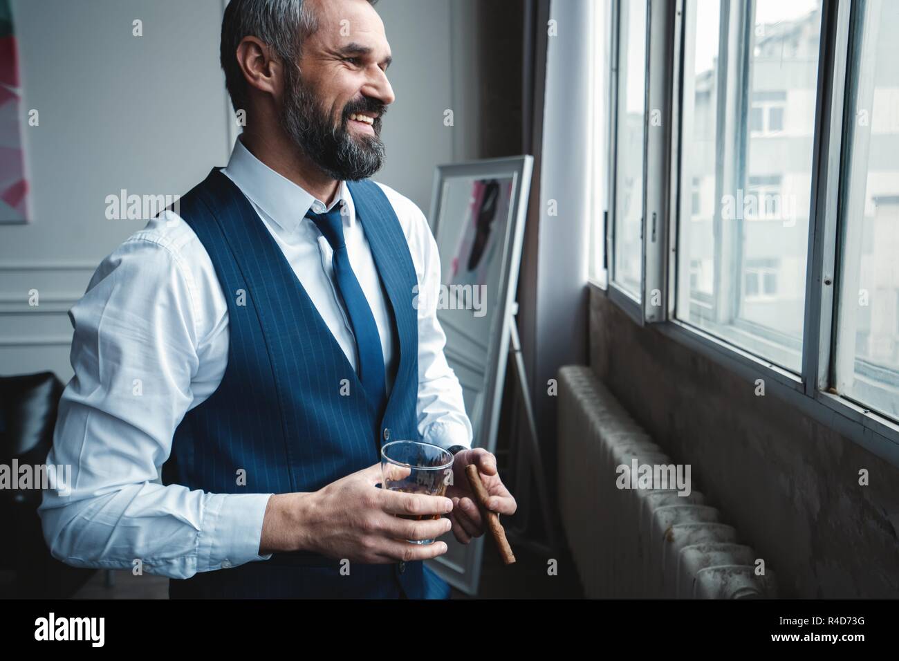 Man with cigar and cocktail hi-res stock photography and images - Alamy