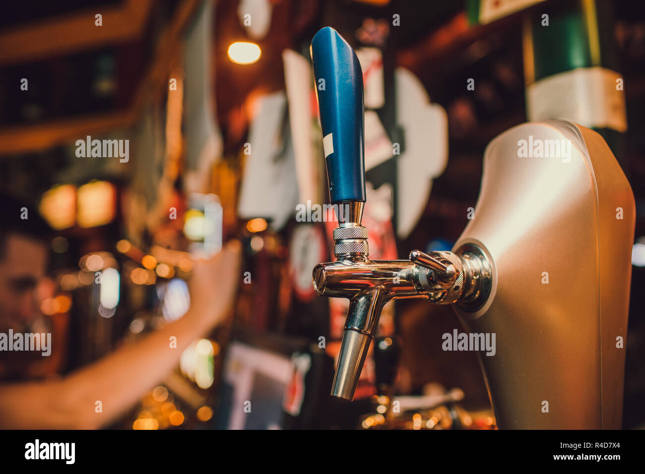 Pouring pint detail hi-res stock photography and images - Alamy